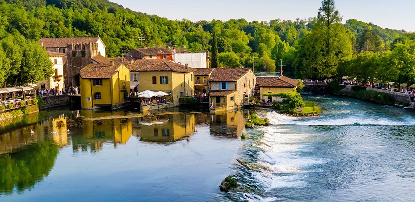 Borghetto, un borgo immerso tra tortellini e tulipani a meno di 20 ...